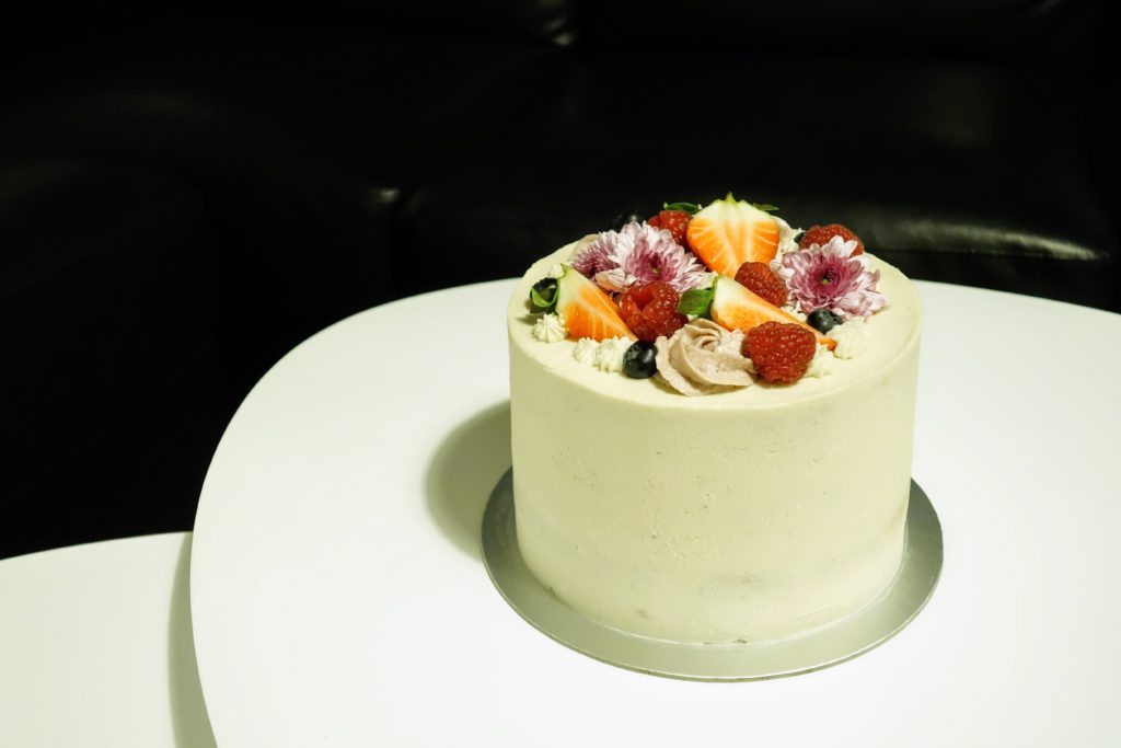 Vegan narozeninový dort s ovocem | BEZLEPKOV